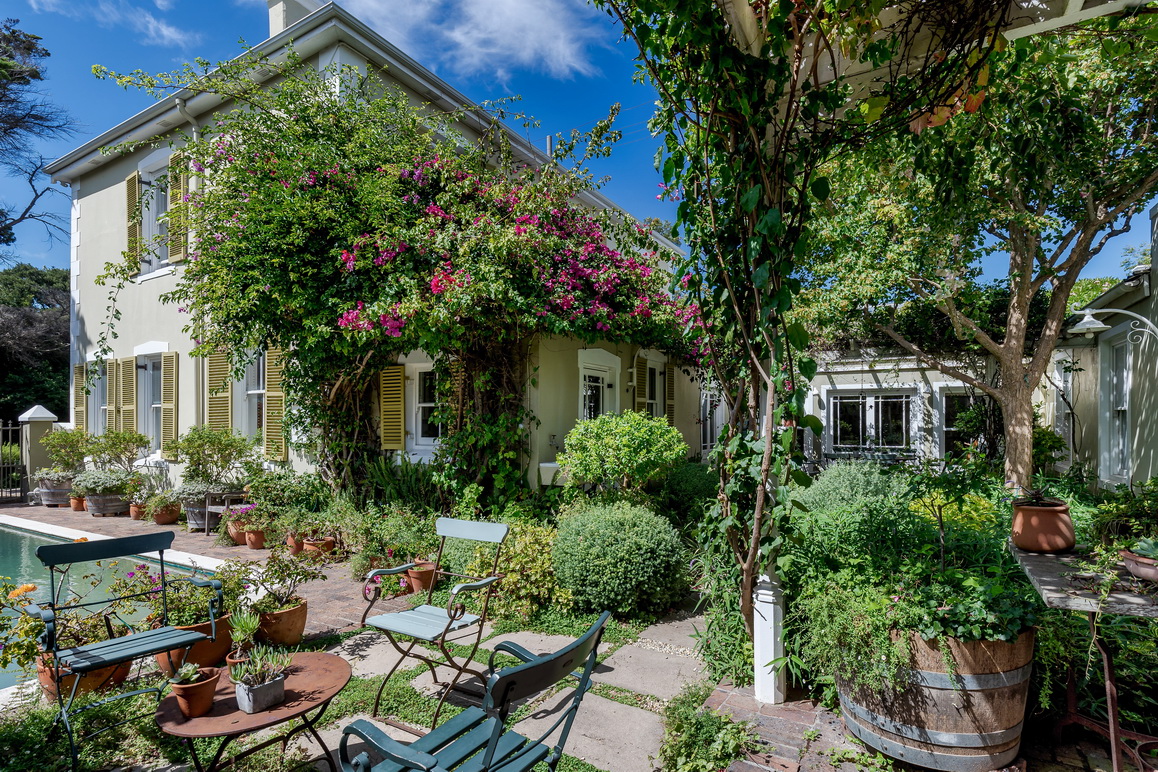 Cedar House: Vintage Film & Photo Venue in Kenilworth, CT