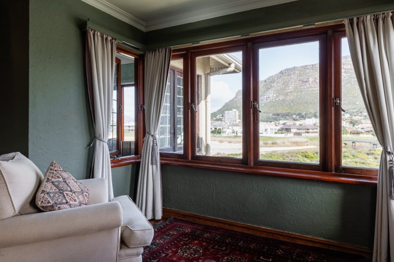 Gloria Heights: Eclectic Retro Mansion in Muizenberg, CT