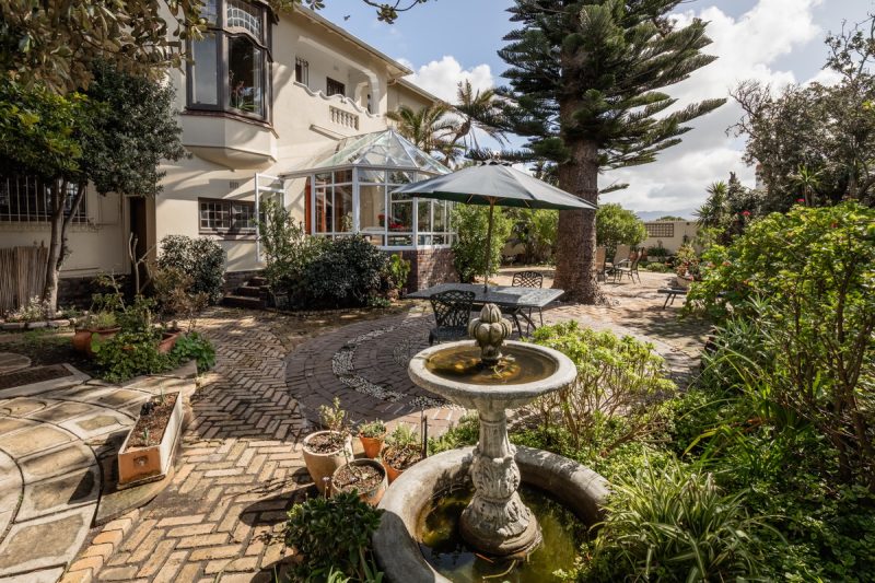 Gloria Heights: Eclectic Retro Mansion in Muizenberg, CT