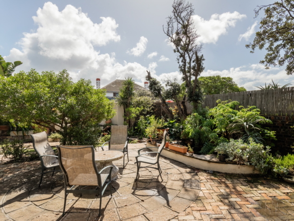 Gloria Heights: Eclectic Retro Mansion in Muizenberg, CT