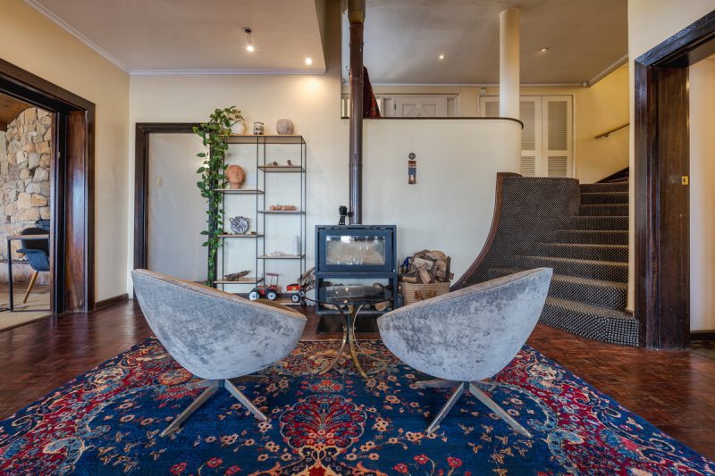Westbury Lodge: Eclectic Retro Home in Bishopscourt, CT