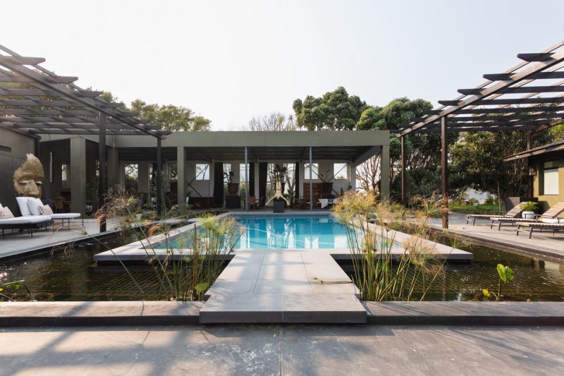 Hillcrest: Eclectic Retro Home with City View in Bishopscourt