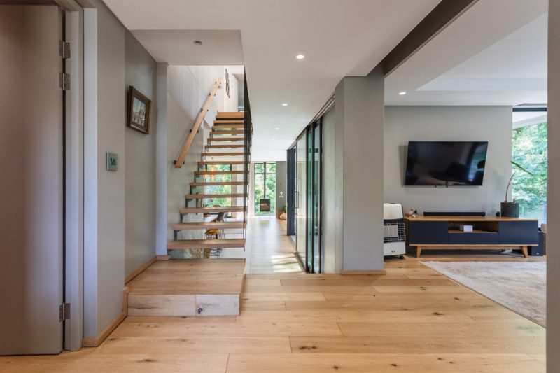 Forest Hideaway: Modern American-Style Home in Newlands, CT