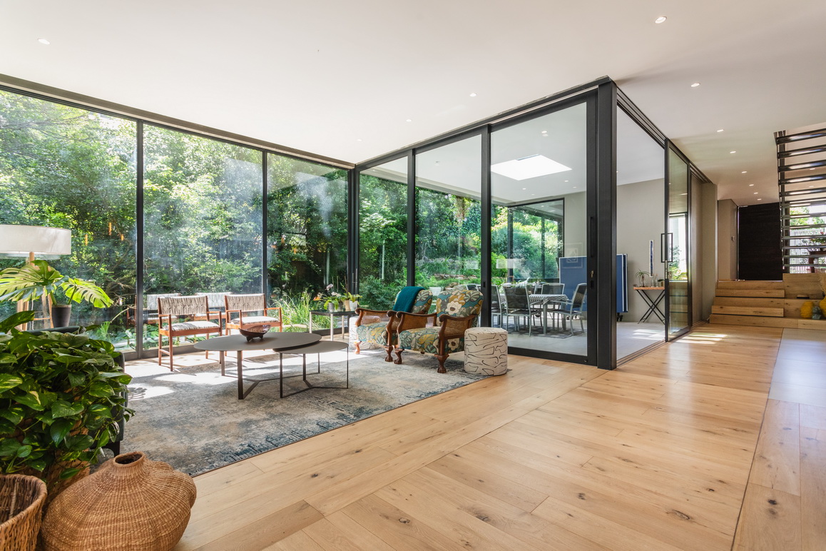 Forest Hideaway: Modern American-Style Home in Newlands, CT